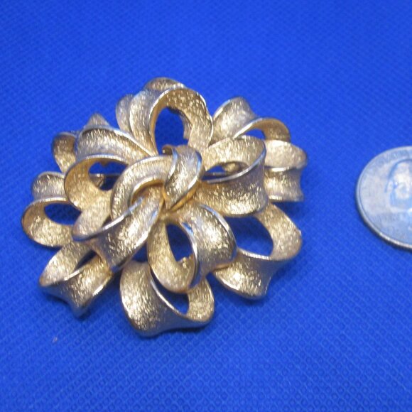 Coro | Jewelry | Vintage Coro Gold Tone Swirl Brooch | Poshmark